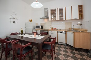 Apartamento, 2 quartos (2) | Cozinha privada | Um frigorífico (a pedido), um micro-ondas (a pedido) 
