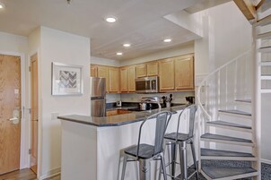 Condo, 1 quarto | Cozinha privada | Geladeira grande, micro-ondas, fogão, cooktop