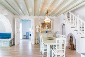Villa, 4 quartos, piscina privativa, vista para o mar | Refeições no quarto