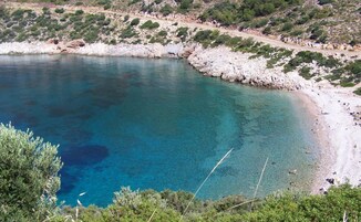 Uma praia privada, praia de areia negra, espreguiçadeiras 