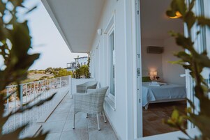 Quarto Duplo Deluxe, varanda, vista para o mar | Minibar, Wi-fi grátis, roupa de cama fornecida 