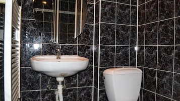 Chuveiro, produtos de toalete grátis, secador de cabelo