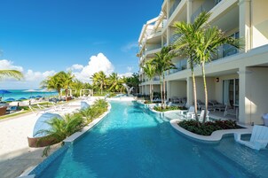 3 piscinas exteriores, toldos gratuitos, guarda-sóis