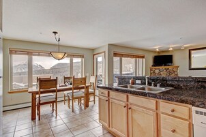 Apartamento em Condomínio Fechado, 2 quartos | Cozinha privada | Um frigorífico, um micro-ondas, um forno, uma máquina de lavar louça 