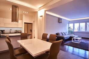 Apartamento exclusivo, para não fumantes, vista para o rio | Cozinha americana privada | Geladeira, micro-ondas, fogão, cooktop