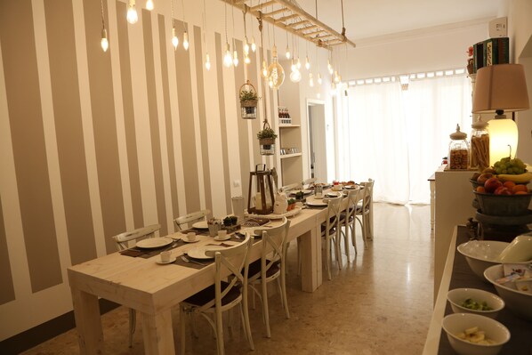 Café da manhã com buffet grátis todos os dias