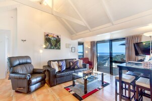 Apartamento Premium, 1 quarto, vista para o oceano | Sala | TV de ecrã plano, leitor de DVD 