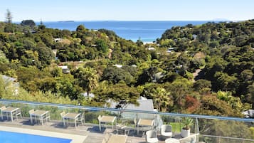 Piscina externa, guarda-sóis, espreguiçadeiras