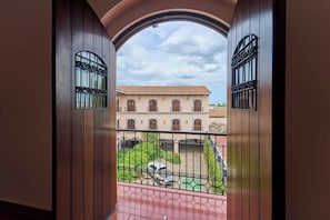 Cofres nos quartos, escrivaninha, Wi-Fi de cortesia