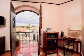 Quarto, 1 cama Queen, sacada | Cofres nos quartos, escrivaninha, Wi-Fi de cortesia