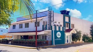 Um edifício com uma placa que diz 'Sweet Caribbean'.
