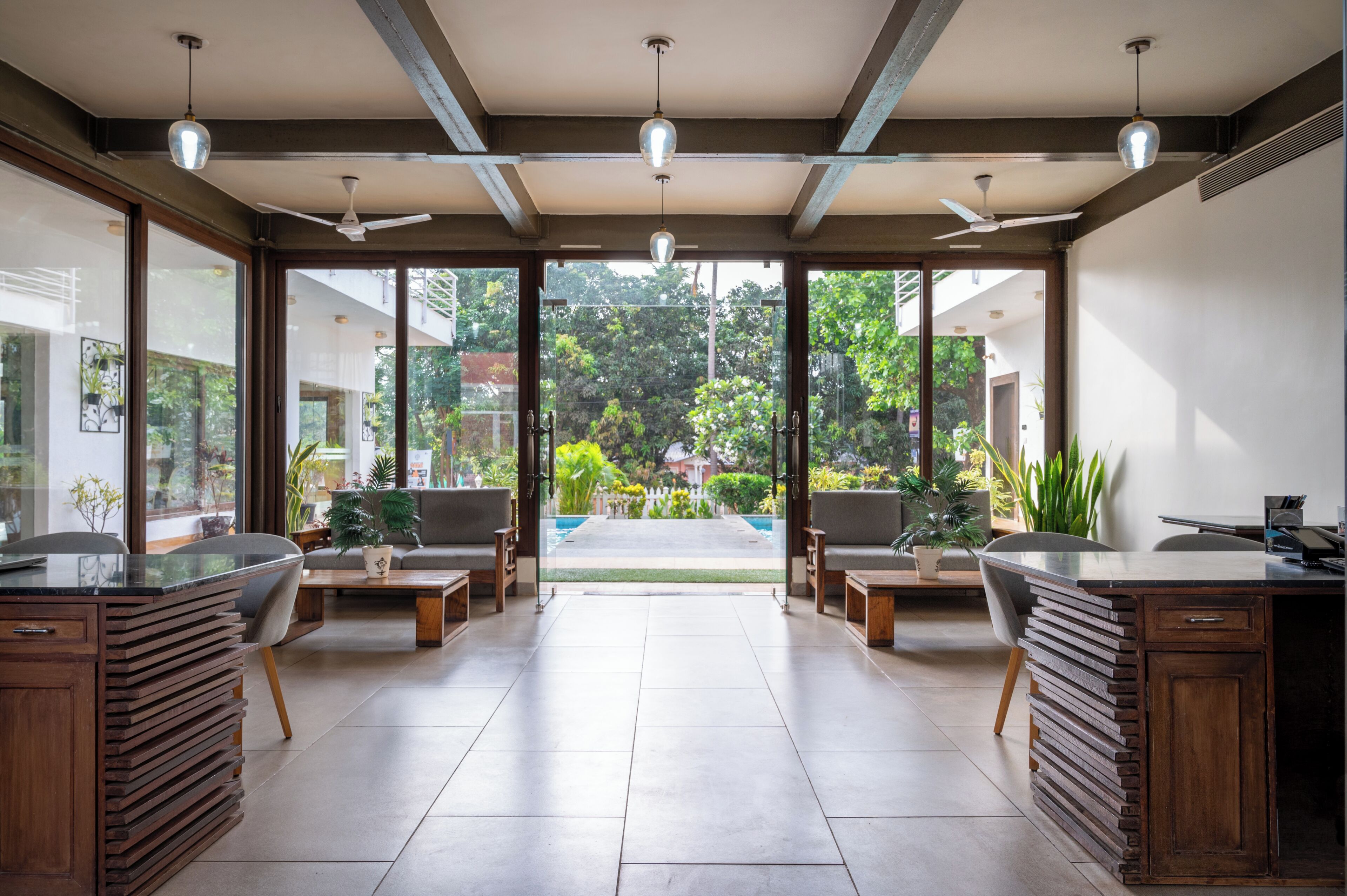 Suite, fumadores, vista para a piscina | Sala de estar | TV de ecrã plano 