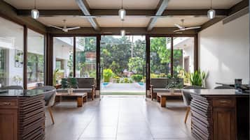 Suite, fumadores, vista para a piscina | Sala de estar | TV de ecrã plano