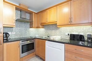 Apartamento, 2 quartos | Cozinha privada | Um frigorífico, um micro-ondas, um forno, uma placa de cozinha 