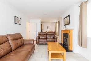 Apartamento, 2 quartos | Sala de estar | Televisor 