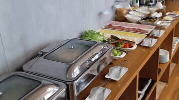 Café da manhã com buffet todos os dias (GEL 20 por pessoa)