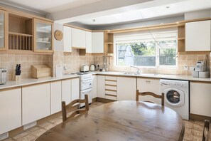 Apartamento, 2 quartos | Cozinha privada | Geladeira grande, micro-ondas, fogão, lava-louças