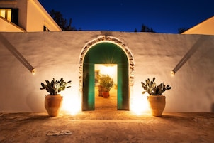 Fachada da propriedade à noite