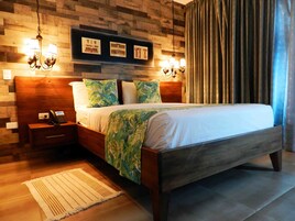 Quarto casal luxo | Roupas de cama premium, cofres nos quartos, individualmente mobiliados