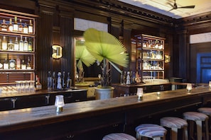 3 bares/lounges, bar na cobertura, bar de coquetéis