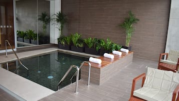 Piscina interior, espreguiçadeiras