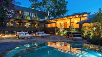 Piscina exterior, espreguiçadeiras