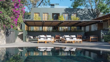 Piscina exterior, espreguiçadeiras