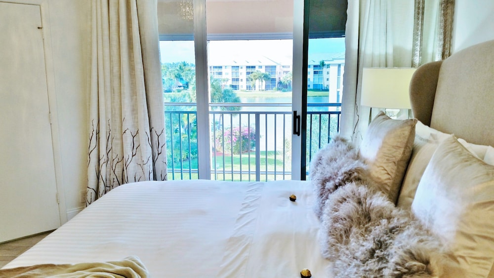 Poshpadz -Seaside Bliss - Walk To Jupiter Beach Luxury Condo - Juno Beach, FL