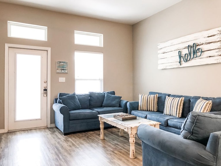 Relaxing 2bdr/2ba, Private Balcony Above Pool, 1 Block To Beach, Pet Friendly! - Whitecap Beach, TX