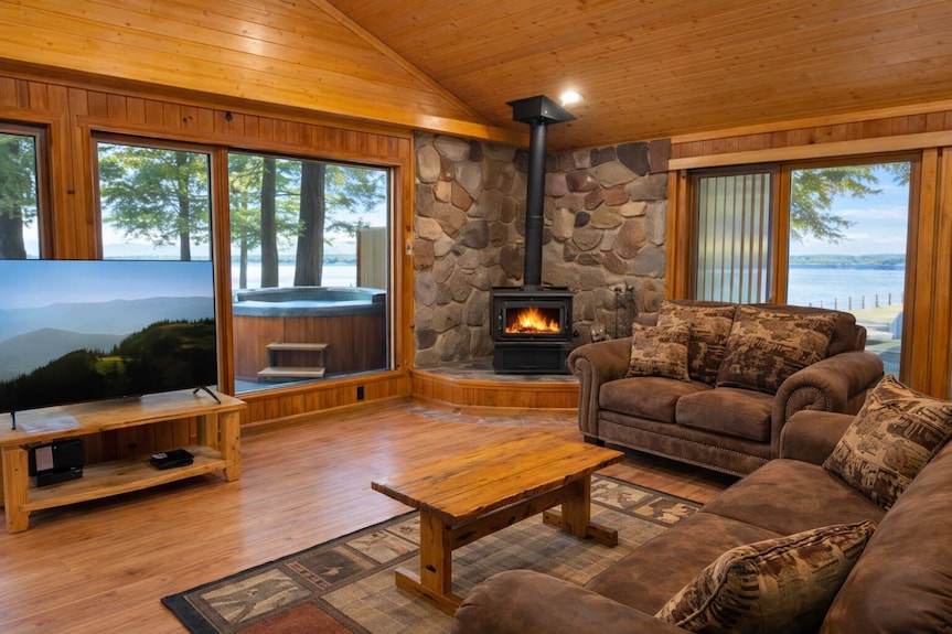 Serenity Beach Haus Hot Tub & Fire Pit, Near Hiking, Skiing & Snowmobiling - Michigan
