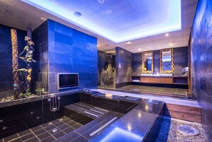 Um polibã e uma banheira separados, uma banheira de hidromassagem 