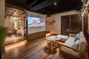 Edredões de penas, cofre no quarto, com decoração personalizada 