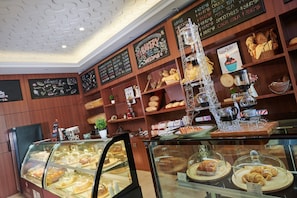 2 restaurantes: opção de café da manhã, almoço e jantar