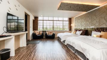 Quarto Quádruplo Standard (Golden) | Secretária, cortinas/cortinados opacos, quartos insonorizados