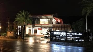 Fachada do alojamento (tarde/noite)
