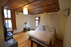 Quarto casal standard | Cortinas blackout, Wi-Fi de cortesia, roupa de cama