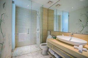 Suite, banheira de hidromassagem | Casa de banho | Um polibã, artigos de higiene pessoal grátis, um secador de cabelo 