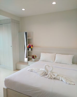 Suíte conforto, 1 quarto, vista para o mar | Individualmente decorados, individualmente mobiliados, escrivaninha