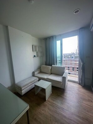 Estúdio Empresarial | Com decoração personalizada, com mobília individualizada, secretária 