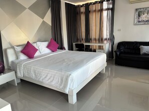 Suite-Estúdio Elite | Com decoração personalizada, com mobília individualizada, secretária 