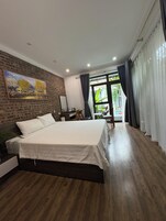 Quarto casal luxo, 1 cama King, vista para o jardim | Frigobar, escrivaninha, cortinas blackout, quartos à prova de som