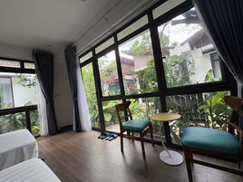 Quarto triplo luxo | Frigobar, escrivaninha, cortinas blackout, quartos à prova de som