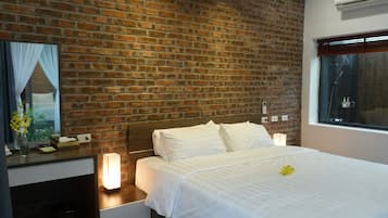 Quarto casal luxo, 1 cama King, vista para o jardim | Frigobar, escrivaninha, cortinas blackout, quartos à prova de som