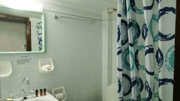 Triple Maisonette | Banheiro | Chuveiro, secador de cabelo (mediante solicitação), toalhas de banho