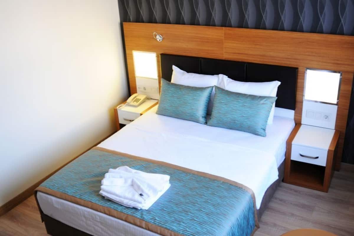 Minibar, cofre no quarto, secretária, quartos insonorizados