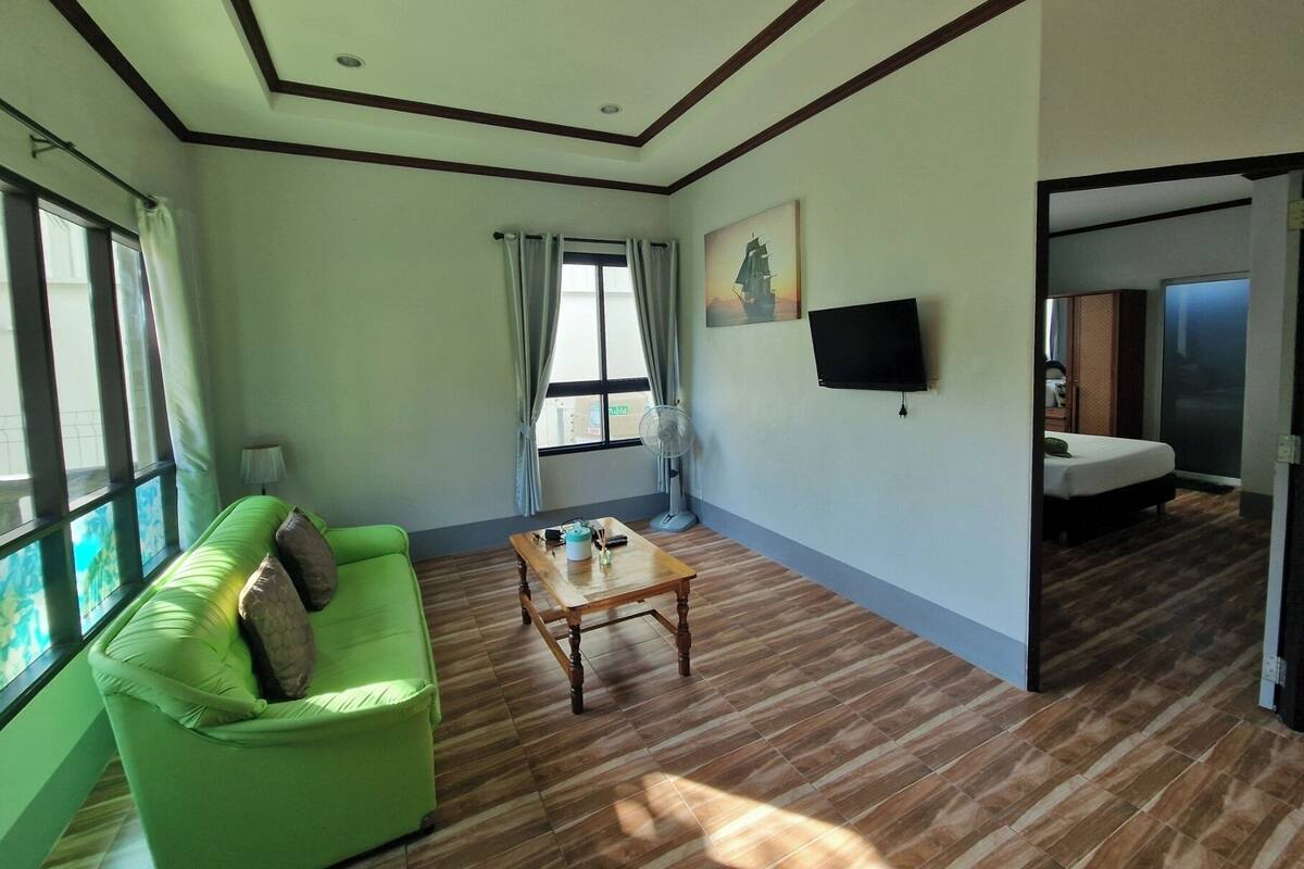 Apartamento Deluxe, várias camas, acesso à piscina, no rés do chão | Sala de estar | Televisor 