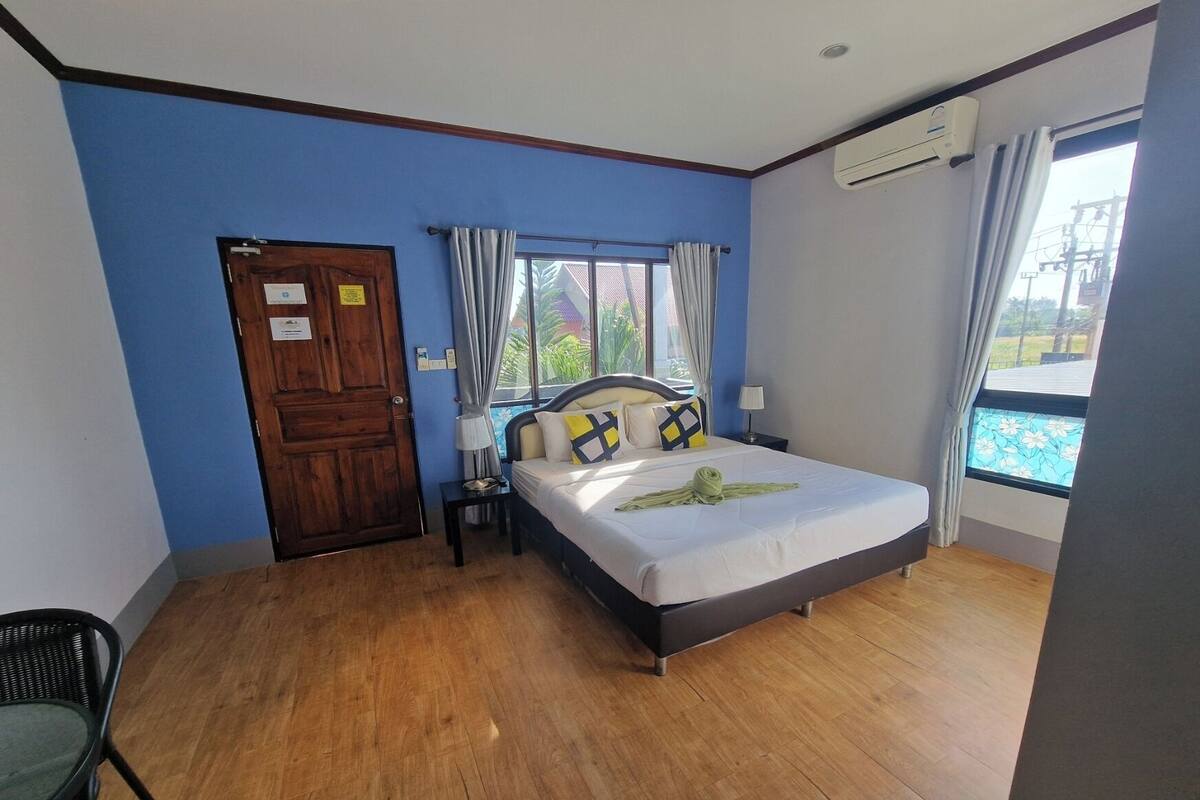 Quarto Duplo, 1 cama queen-size, casa de banho privativa, vista para o jardim | Secretária, secretária adequada para computadores portáteis 
