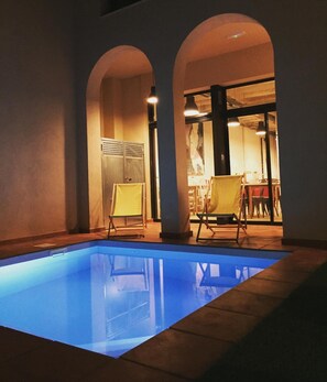 Piscina externa, espreguiçadeiras