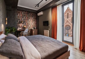 Quarto casal júnior, terraço, vista para a cidade | Frigobar, cofres nos quartos, escrivaninha, cortinas blackout