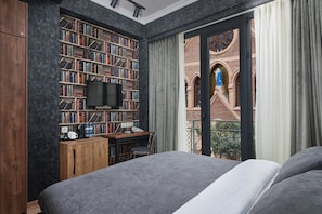 Quarto Duplo | Minibar, cofre no quarto, secretária, cortinas/cortinados opacos 